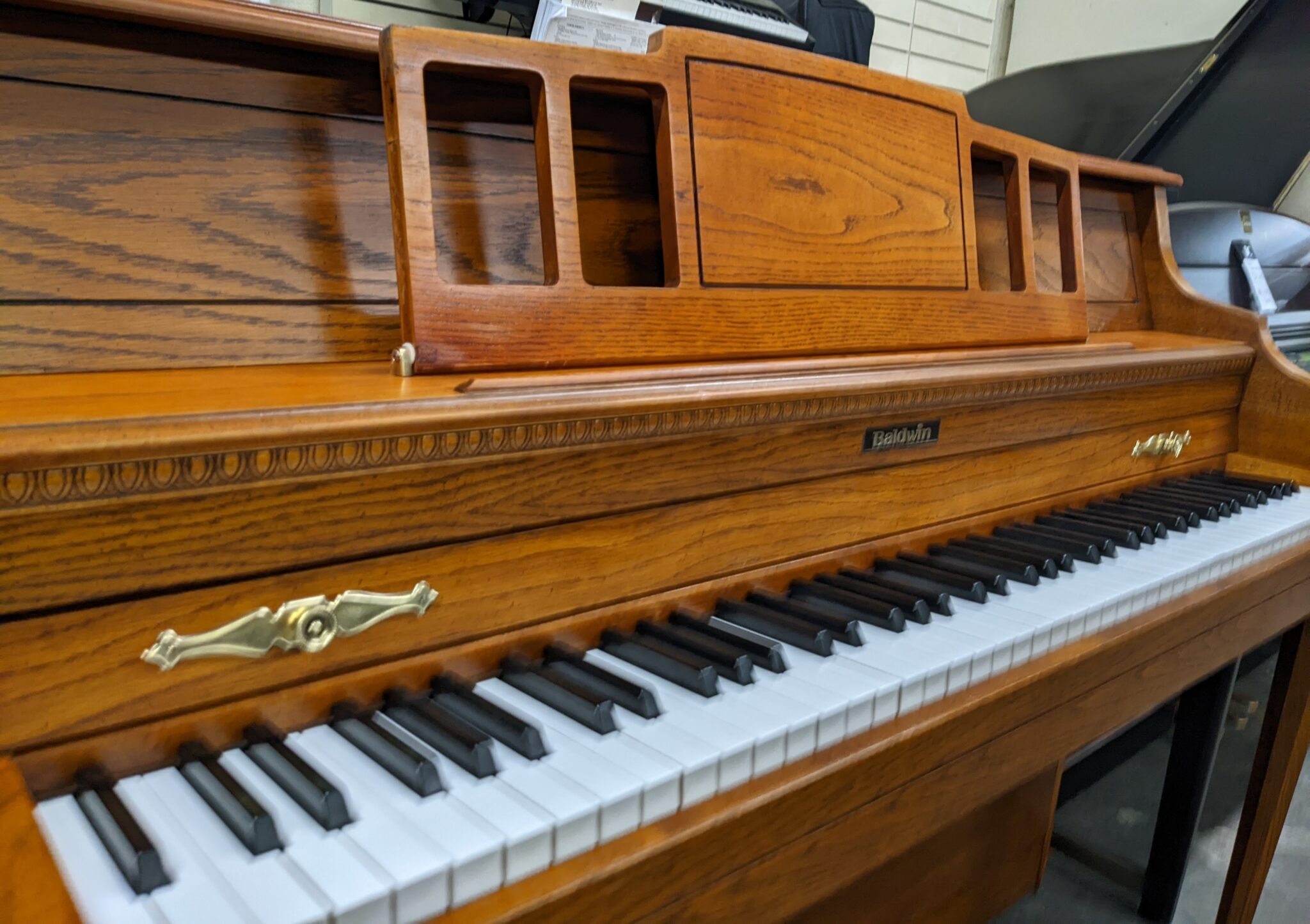 Baldwin Console in Walnut #1428033 - DC Piano Company